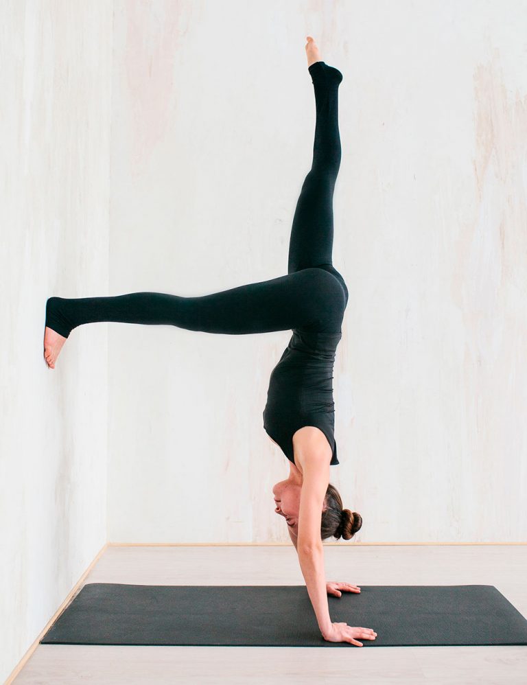 4 Techniques for a Strong Handstand - YOGA PRACTICE