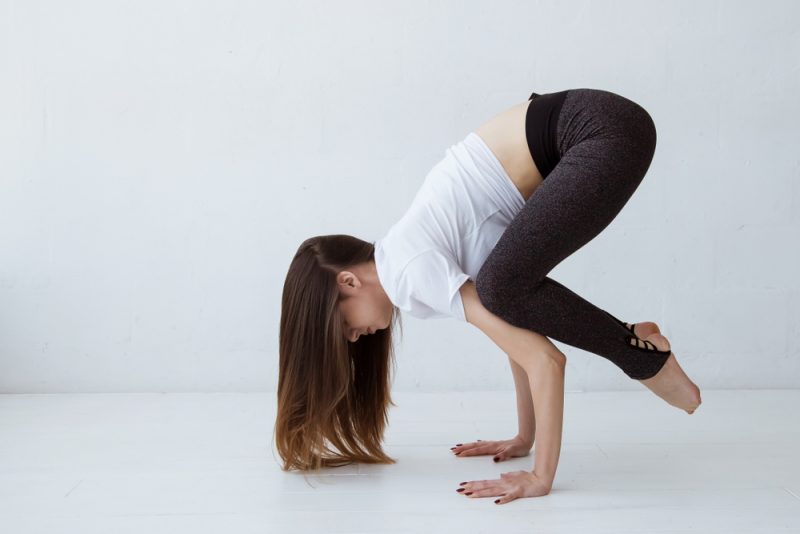 How to Do Crow Pose (Kakasana) in Yoga - YOGA PRACTICE