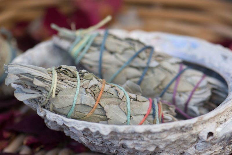 What Are Sage Bundles? How to Use Them to Cleanse Your Energy - YOGA ...