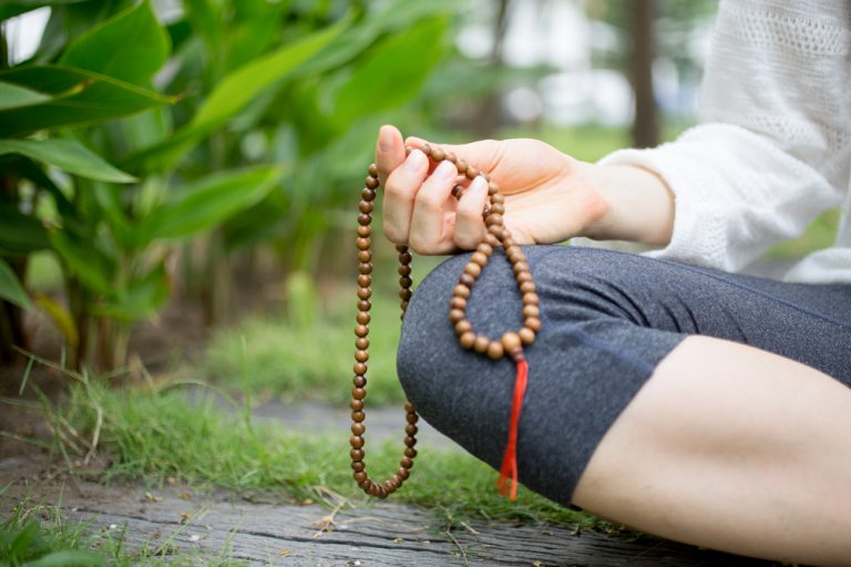 How to Use Mala Beads: A Step-by-Step Guide to Mala Meditation - YOGA ...