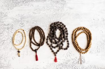 How to Use Mala Beads: A Step-by-Step Guide to Mala Meditation - YOGA ...